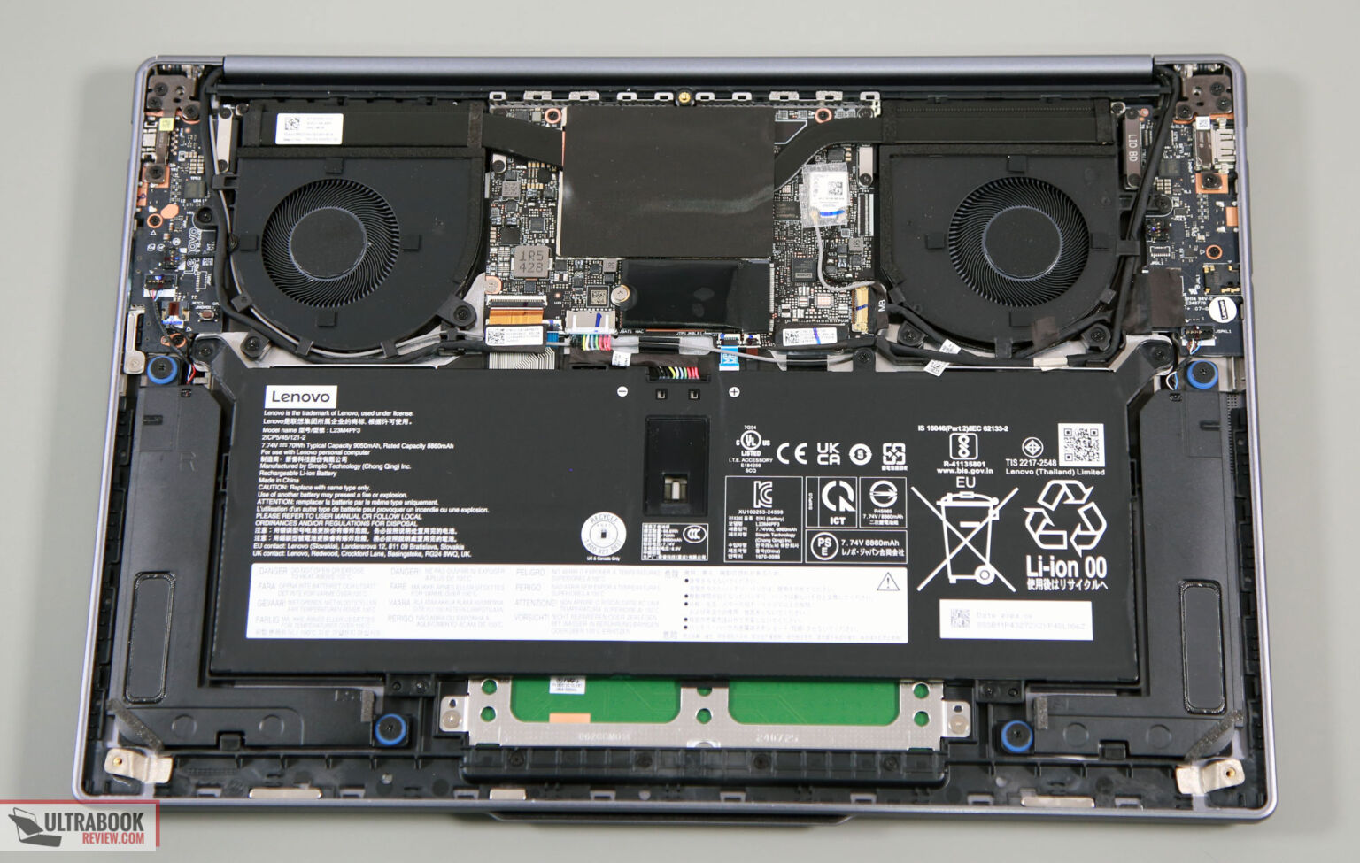 Lenovo Yoga Slim 7i Aura Edition review (Intel Lunar Lake, OLED)