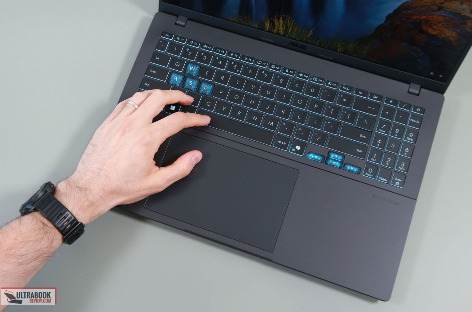 Asus V16 review - budget gaming laptop (Core 7, RTX 5050)